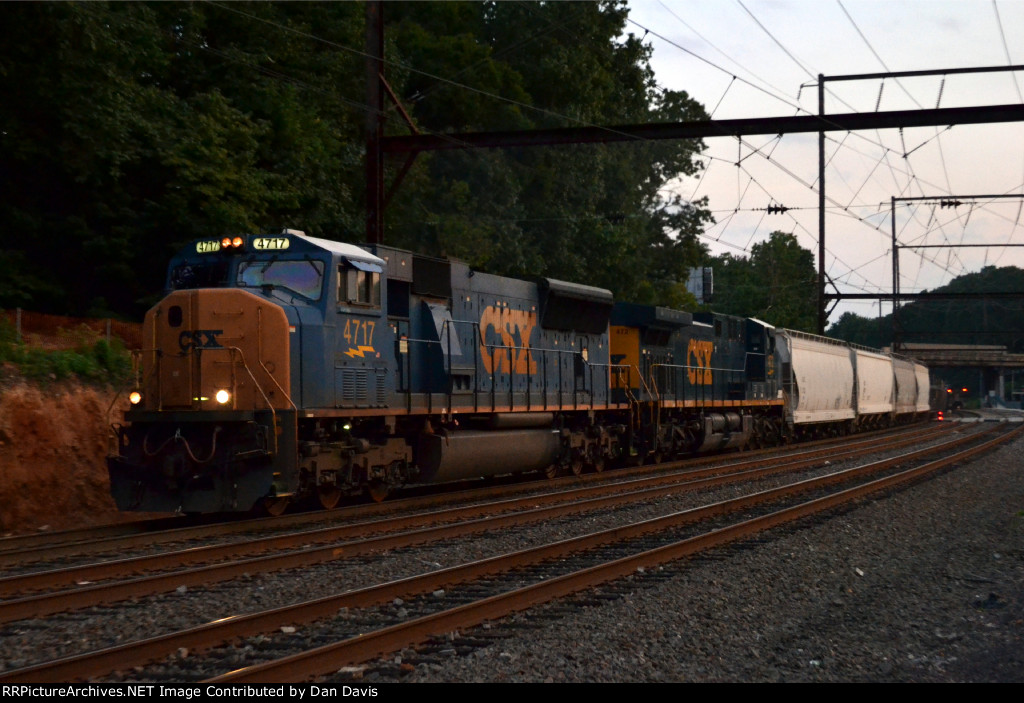 CSX SD70AC 4717 leads Q410-05